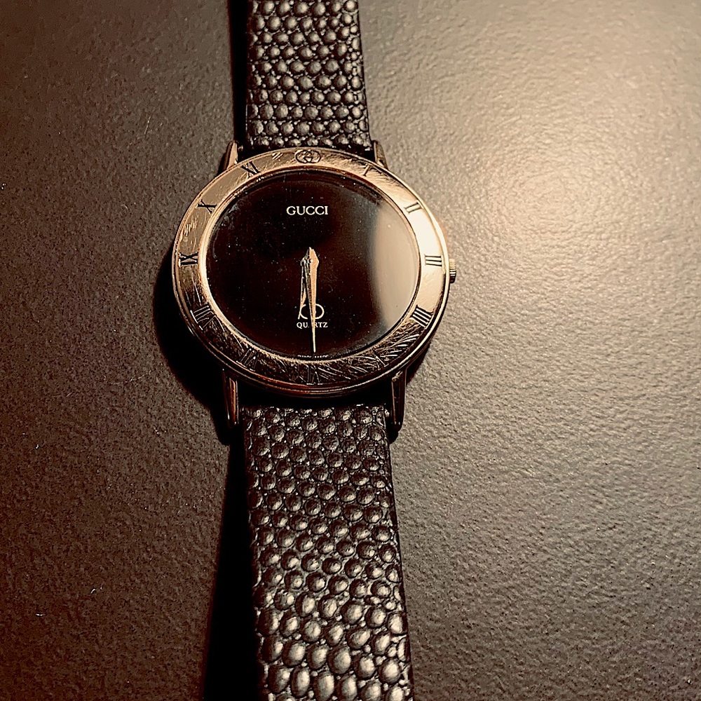 Gucci Series 3000 Watch. 18k Gold Case. - Gem